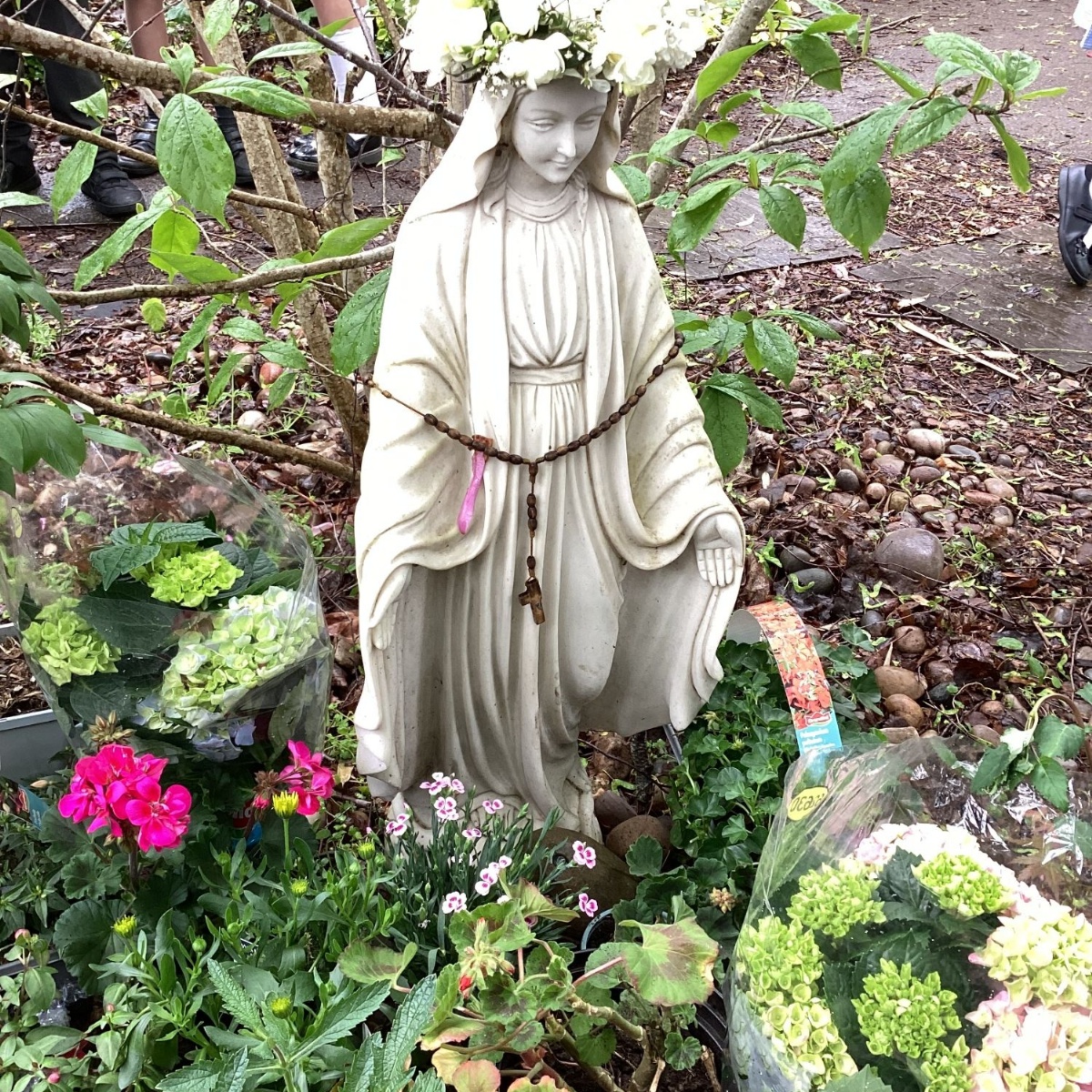 Cardinal Newman Catholic Primary School - Year 4 - Crowning of Mary